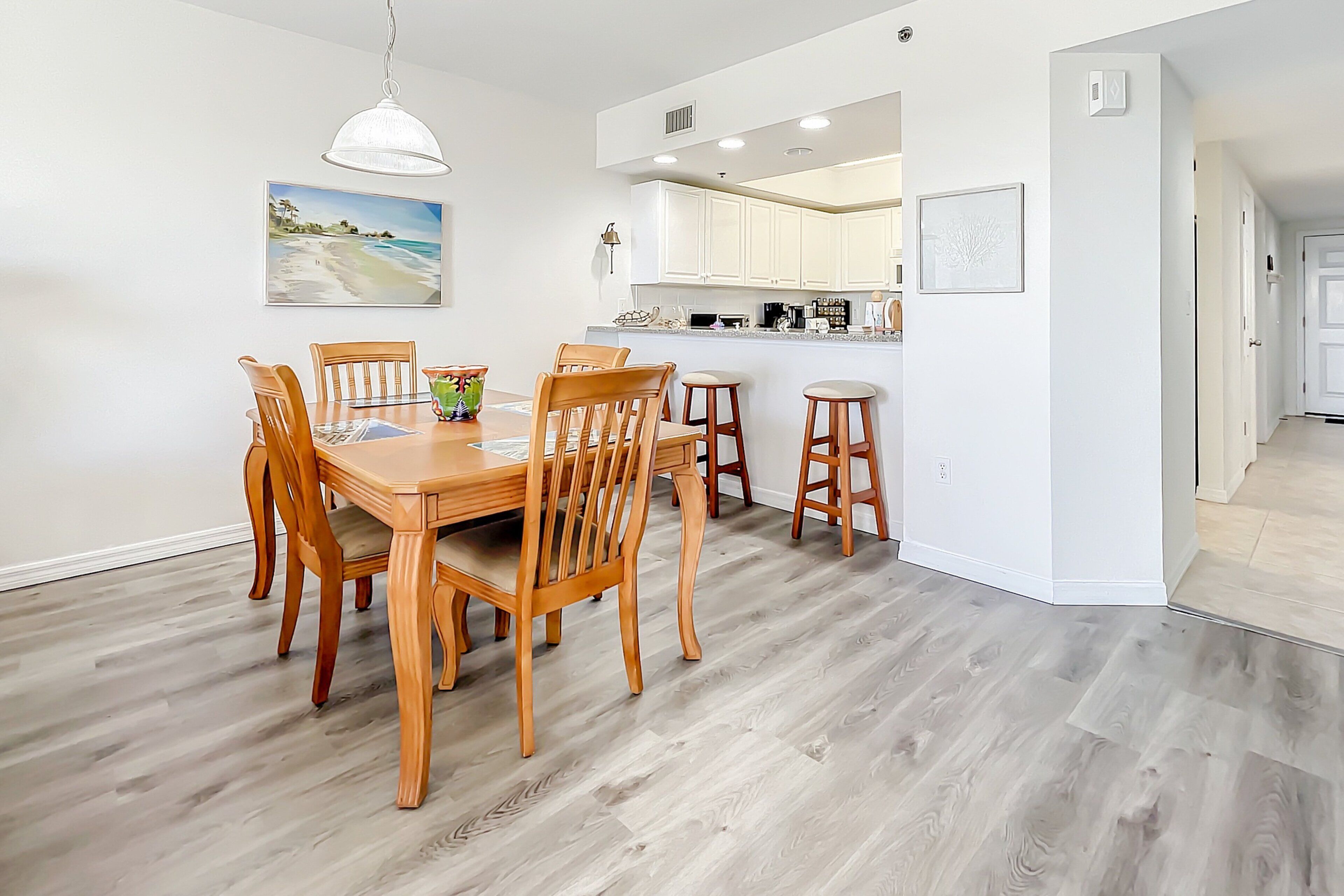 Apartamento em Condomínio Fechado, várias camas, varanda, vista para o jardim (NSB Oceanwalk 16-305) | 2 quartos, com decoração personalizada, com mobília individualizada 