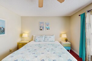 Apartamento em Condomínio Fechado, várias camas, varanda (NSB Sea Coast Gardens II 413- Wait) | 2 quartos, com decoração personalizada, com mobília individualizada 