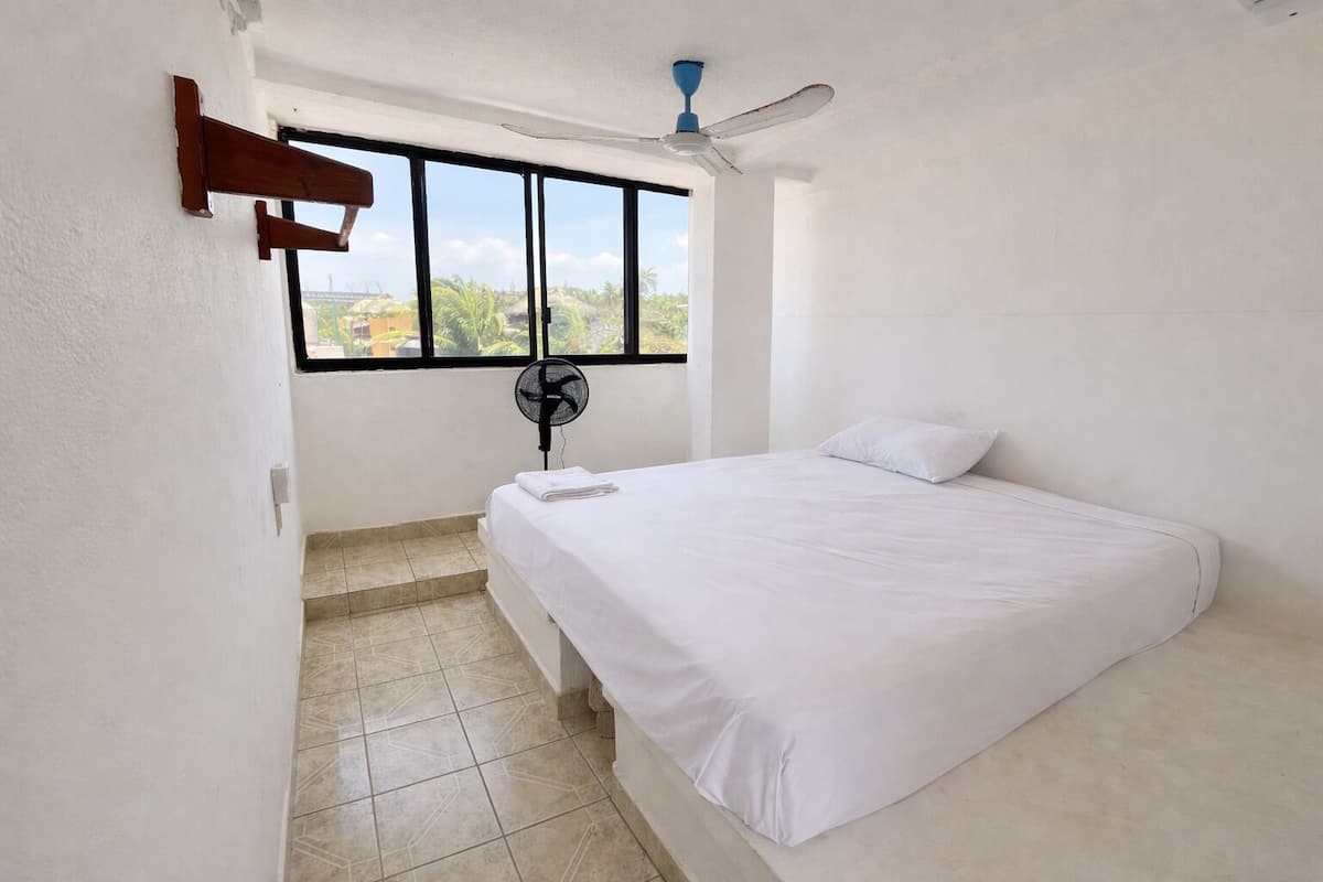 Quarto básico | Wi-Fi de cortesia, roupa de cama