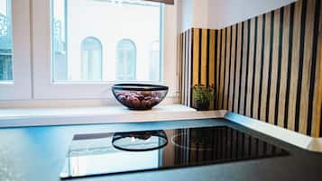 Estúdio Superior, cozinha, Vista para a cidade | Cozinha privada | Uma máquina de café expresso, uma cafeteira/bule, uma chaleira elétrica