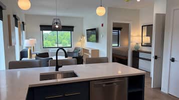 Suite, 1 quarto, kitchenette | Cozinha privada | Um frigorífico, um micro-ondas, uma placa de cozinha