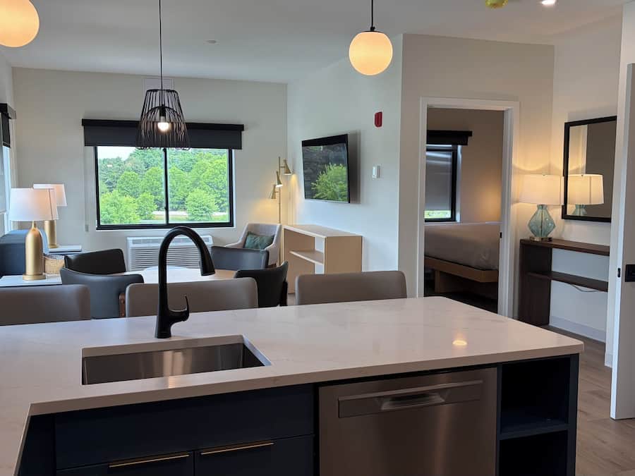 Suite, 1 quarto, kitchenette | Cozinha privada | Um frigorífico, um micro-ondas, uma placa de cozinha