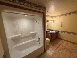 Quarto solteiro | Banheiro | Chuveiro, toalhas de banho, sabonete, papel higiênico