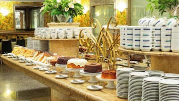 Café da manhã com buffet grátis todos os dias