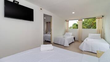 Quarto Familiar, várias camas, não fumadores, vista para o jardim | Roupa de alta qualidade, minibar, com decoração personalizada