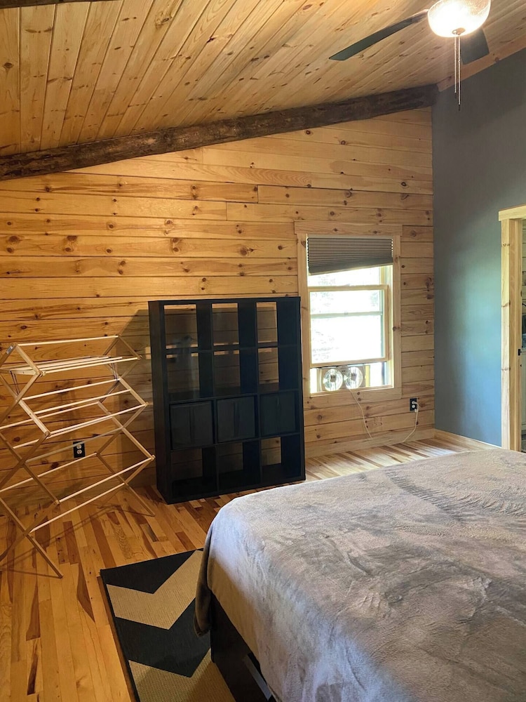 Charming 3-bedroom Log Cabin in Hamilton perfect for your getaway ...