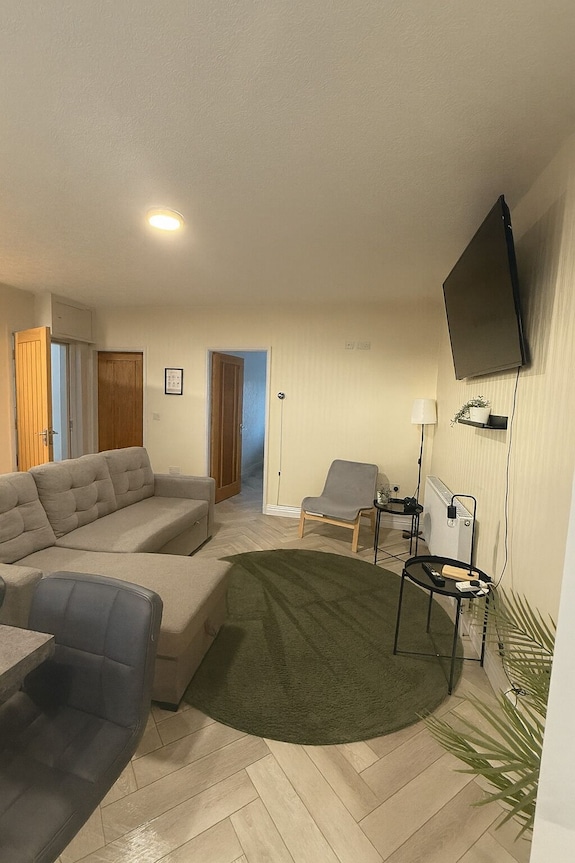 Family-friendly 2-bed Apartment In Bury - Bolton