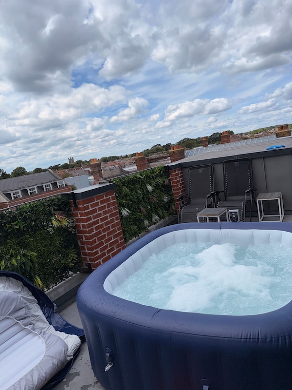 1 Bedroom Flat Apartment With Hot Tub On The Balcony & City View, Sleeps 4ppl - Boscombe