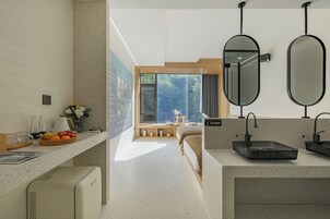 Quarto duplo elite, varanda, vista para a colina | Banheiro | Produtos de toalete grátis, secador de cabelo, roupões infantis 