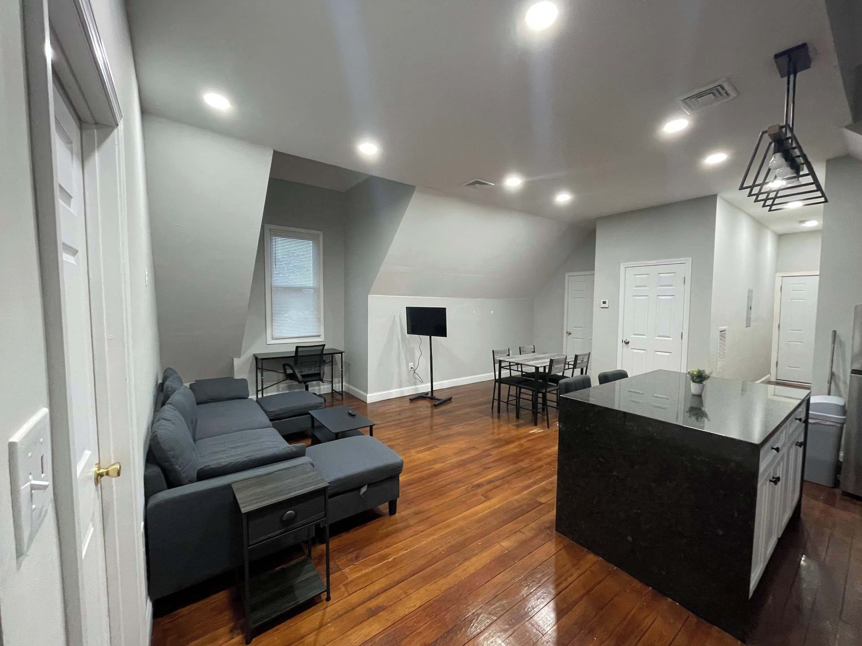 2br Apartment Near Wesleyan 301 - Cromwell, CT