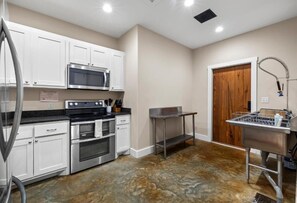 Minifrigorífico, um micro-ondas, utensílios de cozinha 