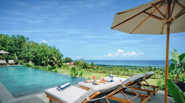 2 piscinas exteriores, guarda-sóis, espreguiçadeiras 