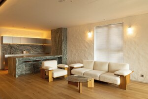 Penthouse Royal | Sala de estar | Televisor 