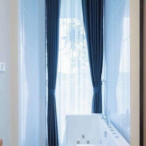 Jacuzzi Room | Casa de banho | Um polibã, artigos de higiene pessoal grátis, um secador de cabelo 