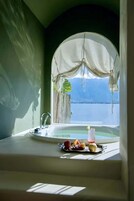 Quarto casal com design assinado, vista para o mar | Banheiro | Produtos de toalete grátis, secador de cabelo, roupões de banho