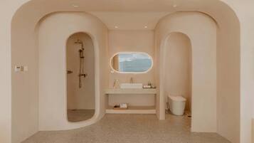 Quarto Duplo Sénior, vista para o mar | Casa de banho | Artigos de higiene pessoal grátis, um secador de cabelo, roupões