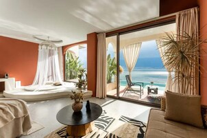 Quarto casal superluxo, vista para o mar | Edredons de pluma, frigobar (abastecido com itens grátis), escrivaninha