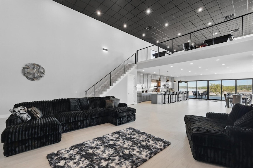 Lakefront Resort Home. Sleeps 26+! Boat Dock, Kayaks, Pool, Hot Tub & More! - Sandy Beach, TX