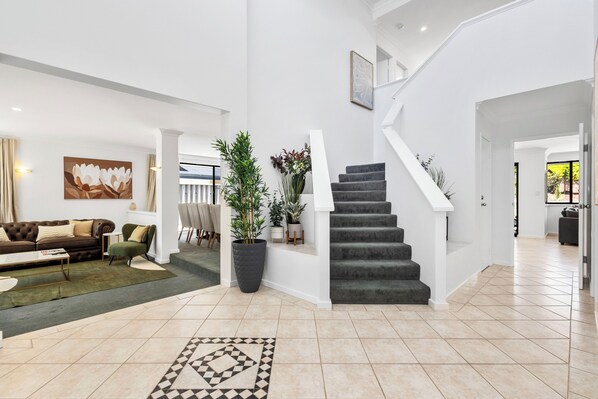 The Monaco Mansion Dianella - Sepal Stay, Perth: Reservas a preços ...