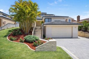 The Monaco Mansion Dianella - Sepal Stay, Perth: Reservas a preços ...