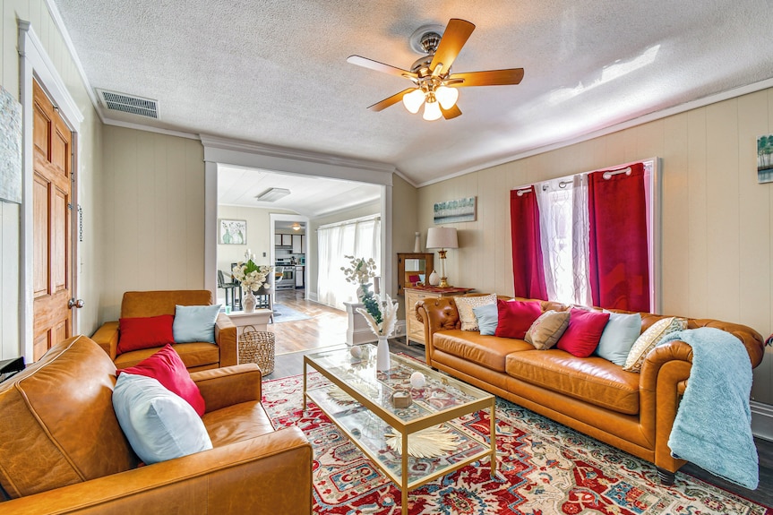 Walk To Lake Ontario & Parks! Lovely Apartment - Oswego, NY