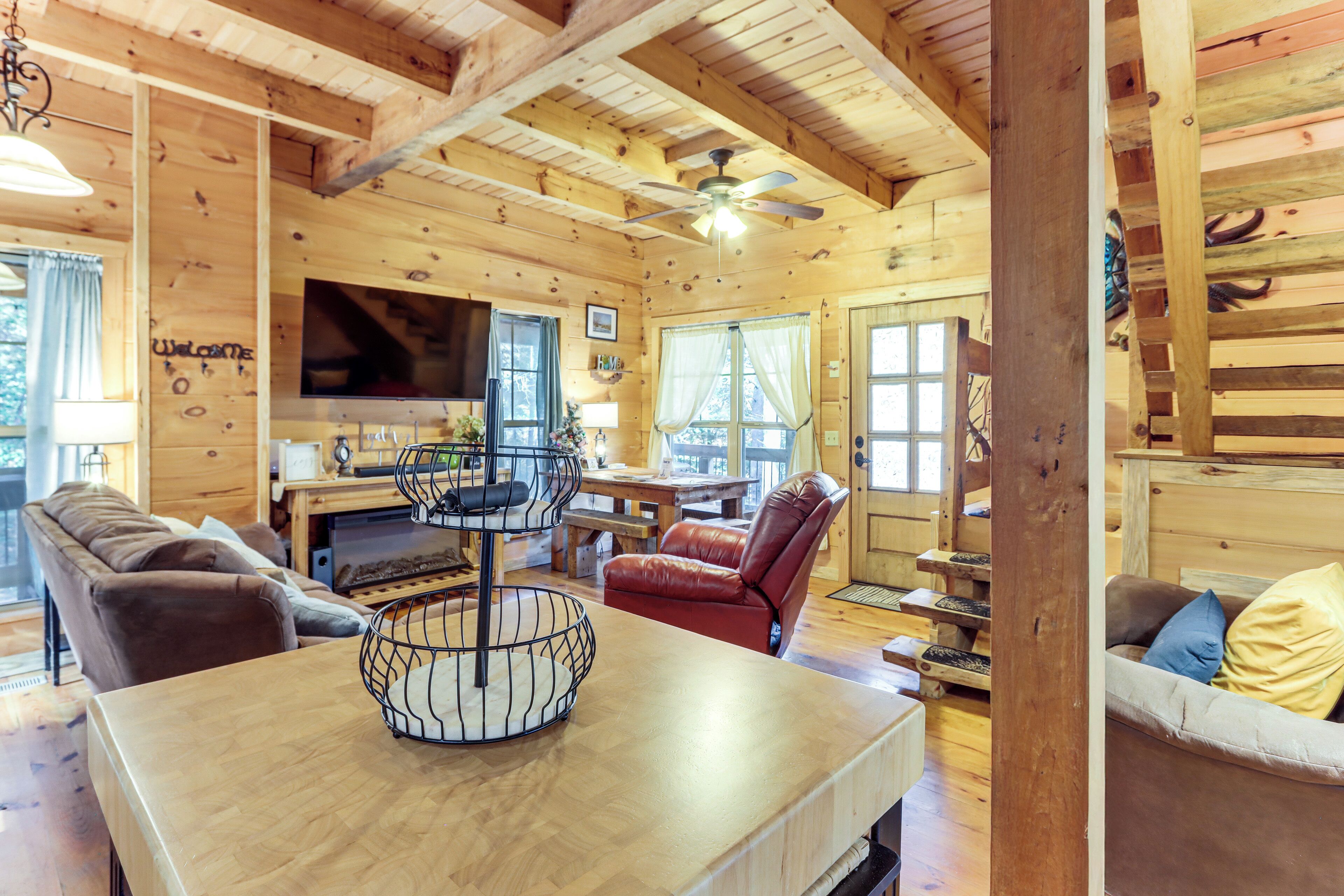 Newly Refreshed! Suches Cabin W/ Deck, Fire Pit - Suches, GA
