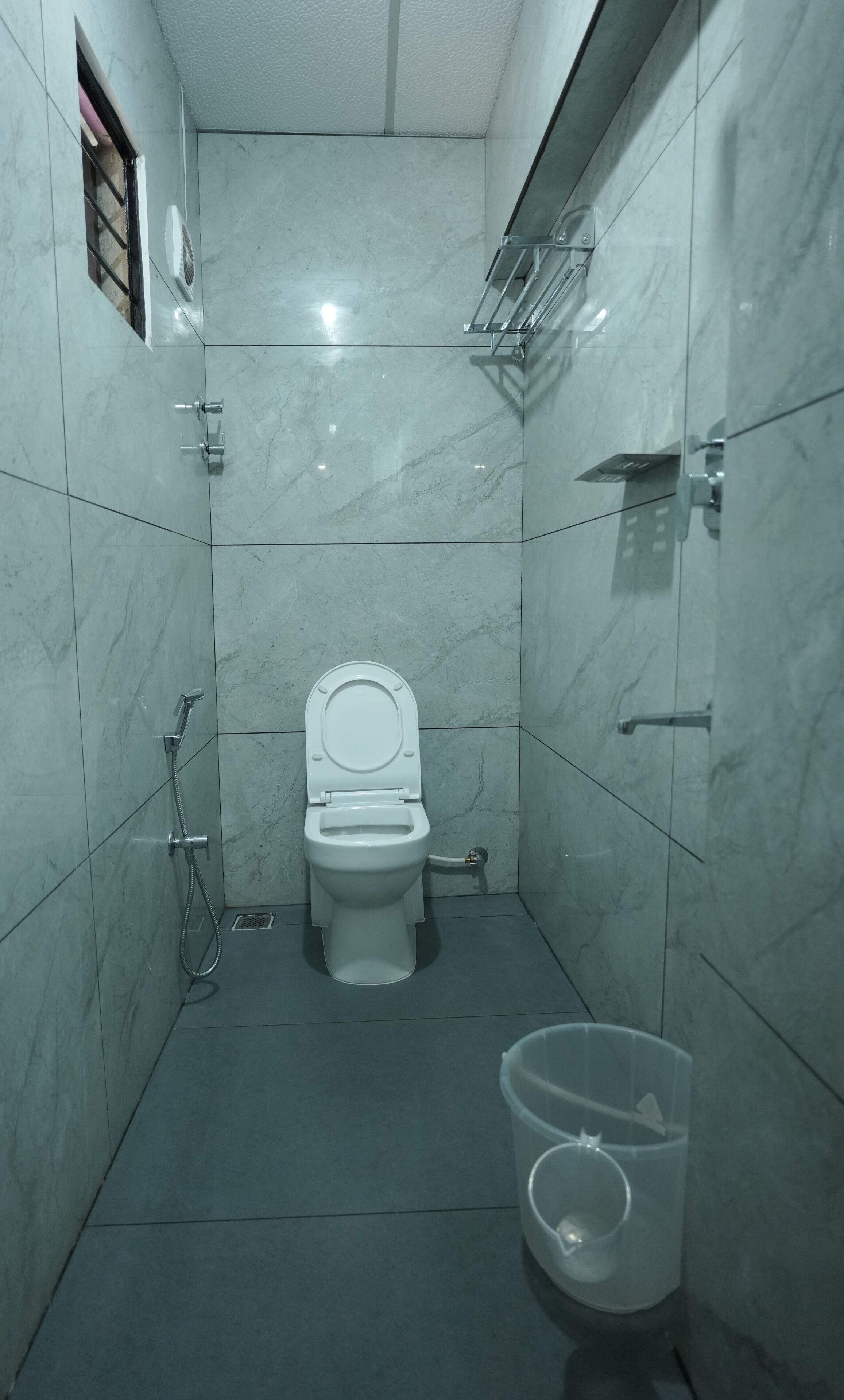 Chuveiro, toalhas de banho, sabonete, shampoo