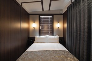 Quarto Quádruplo Básico, não fumadores, Vista para a cidade | Cortinas/cortinados opacos, Wi-fi grátis, roupa de cama fornecida 