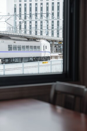 Quarto Quádruplo Básico, não fumadores, Vista para a cidade | Cortinas/cortinados opacos, Wi-fi grátis, roupa de cama fornecida 