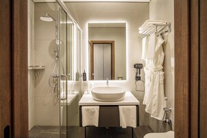 Quarto casal standard | Banheiro | Chuveiro, secador de cabelo, chinelos, toalhas de banho