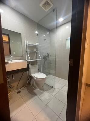 Apartamento em Condomínio Fechado, varanda, vista para o oceano | Casa de banho | Um secador de cabelo, chinelos, toalhas fornecidas, sabão 
