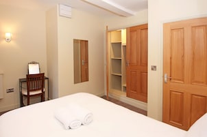 Apartamento empresarial | Quartos à prova de som, ferros/tábuas de passar roupa