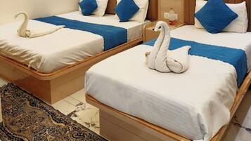 Quarto triplo luxo, ar-condicionado | Roupas de cama antialérgicas, escrivaninha, quartos à prova de som