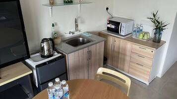 Estúdio Superior, kitchenette, vista para o jardim | Cozinha privada | Minifrigorífico, Produtos de limpeza, Congelador, Máquina de gelo