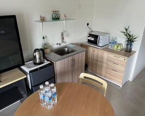 Estúdio Superior, kitchenette, vista para o jardim | Cozinha privada | Minifrigorífico, Produtos de limpeza, Congelador, Máquina de gelo 