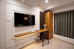 Luxy Suite | Secretária, roupa de cama fornecida