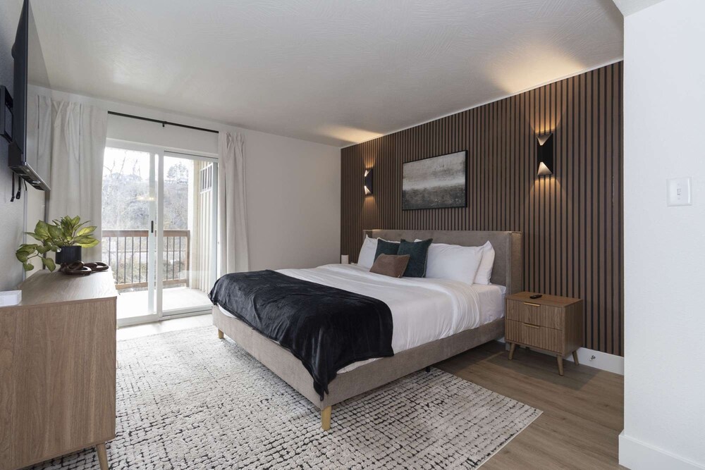 Roark Creek Retreat Luxury 2BR Condo • Pools • Walk to Branson Landing ...