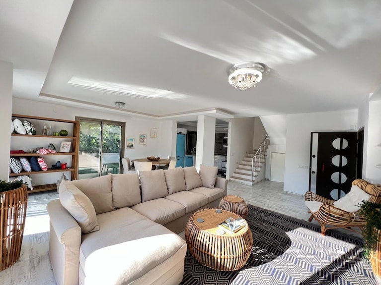 Awesome 4-bedroom Villa With Ac In Charming Cesme-alacatı - Alaçatı
