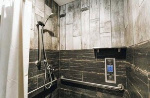 Cabana de Madeira Premium, várias camas, vista para o pátio | Casa de banho | Um polibã, sabão, papel higiénico