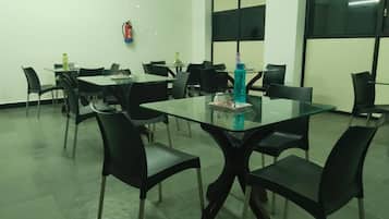 Café da manhã com buffet grátis todos os dias