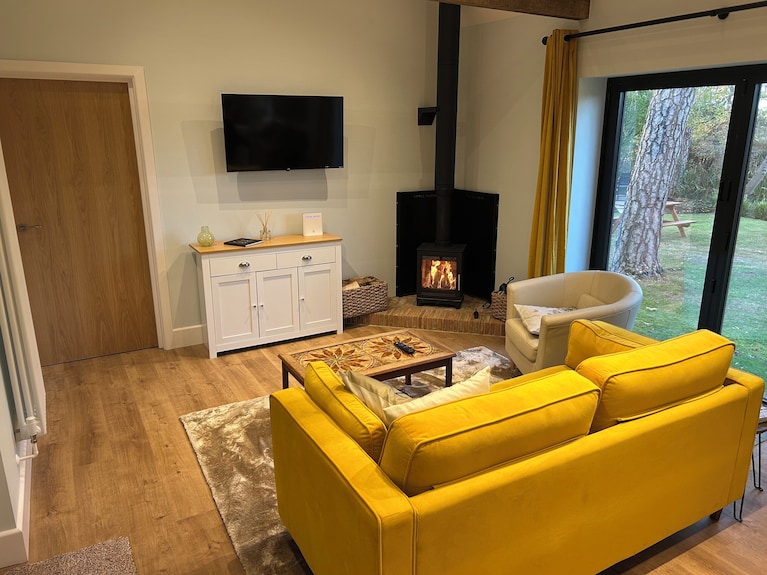 Country Cottage With Moat - Brentwood