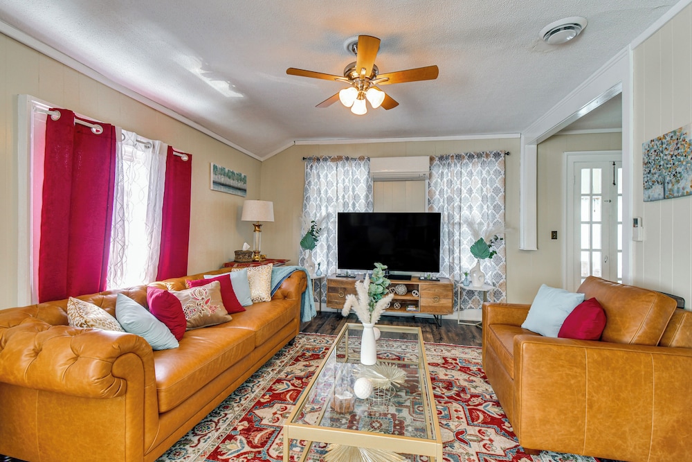 Walk To Lake Ontario & Parks! Lovely Apartment - Oswego, NY