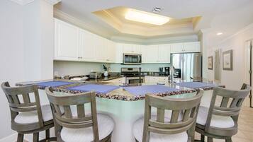 Condo, 3 quartos | Cozinha privada | Geladeira, fogão, cafeteira/chaleira