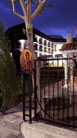 Um edifício com uma grande árvore e um letreiro com a figura de um anjo.