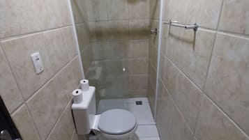 Quarto Quádruplo Standard | Casa de banho