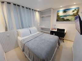 Quarto casal superluxo, vista para a cidade | Wi-Fi de cortesia, roupa de cama