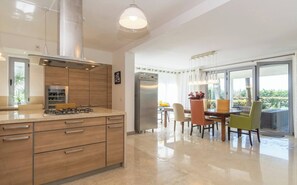 Vila, 4 quartos | Cozinha privada