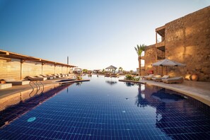 Piscina exterior, toldos gratuitos, guarda-sóis 