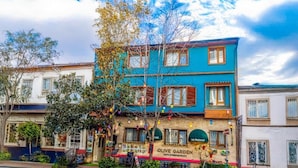 Um edifício de dois andares com café e restaurante no andar térreo, chamado "Olive Garden".
