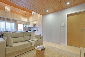 Apartamento Deluxe | Sala de estar | Smart TV de 55 polegadas com canais por cabo 